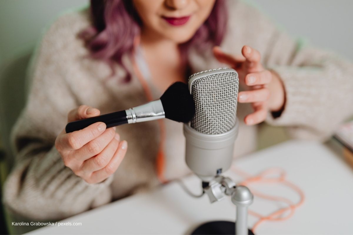 Mit ASMR einschlafen: Der Trend erklärt | Schlaraffia Mit ASMR einschlafen: Der Trend erklärt | Schlaraffia